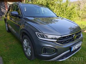 Pelēks Volkswagen T-Roc 2025 Rīga, ar dzinēja tilpumu 2.00 L un nobraukumu 12 tūkst. km par 28500 €, foto  vietnē AUTOMOTO.COM.LV
