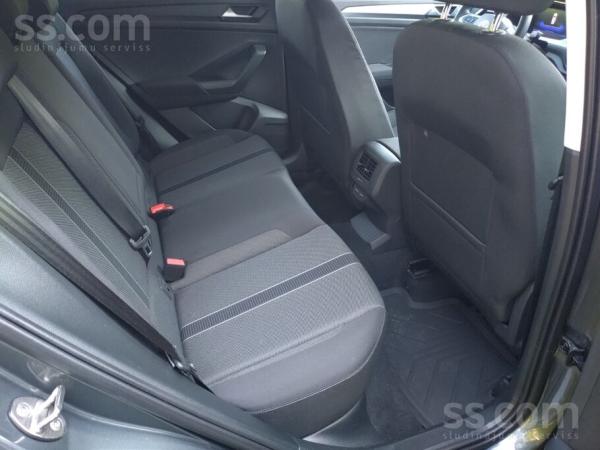 Pelēks Volkswagen T-Roc 2025 Rīga, ar dzinēja tilpumu 2.00 L un nobraukumu 12 tūkst. km par 28500 €, foto 8 vietnē AUTOMOTO.COM.LV