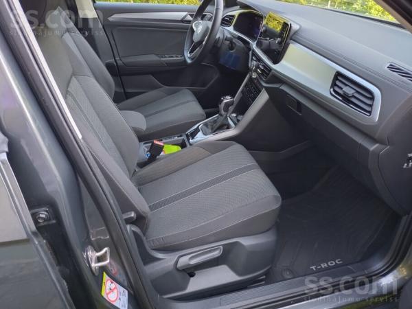 Pelēks Volkswagen T-Roc 2025 Rīga, ar dzinēja tilpumu 2.00 L un nobraukumu 12 tūkst. km par 28500 €, foto 9 vietnē AUTOMOTO.COM.LV