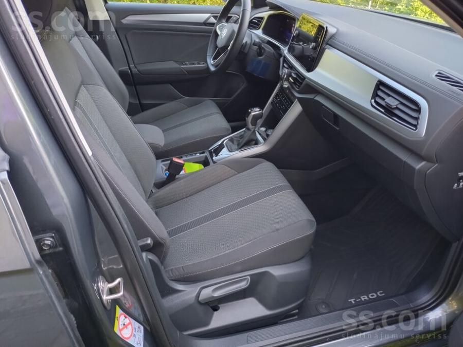 Pelēks Volkswagen T-Roc 2025 Rīga, ar dzinēja tilpumu 2.00 L un nobraukumu 12 tūkst. km par 28500 €, foto 10 vietnē AUTOMOTO.COM.LV