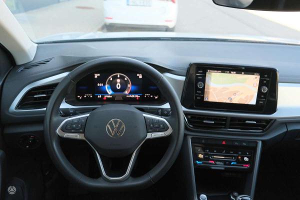 Pelēks Volkswagen T-Roc 2025 Viļņa, ar dzinēja tilpumu 1.97 L un nobraukumu 28 tūkst. km par 23700 €, foto 5 vietnē AUTOMOTO.COM.LV