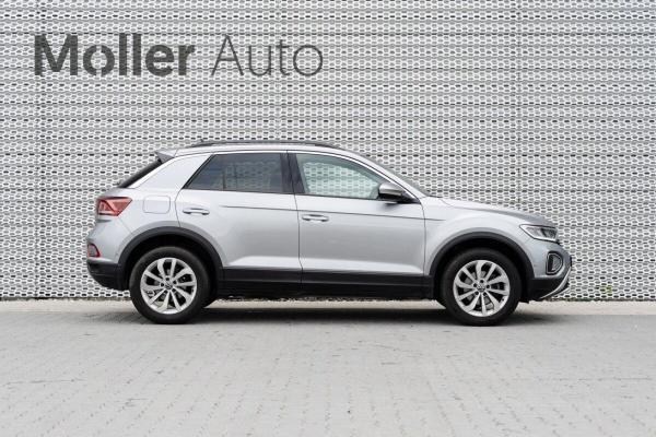 Pelēks Volkswagen T-Roc 2025 Mārupe, ar dzinēja tilpumu 1.50 L un nobraukumu 12 tūkst. km par 28400 €, foto 5 vietnē AUTOMOTO.COM.LV