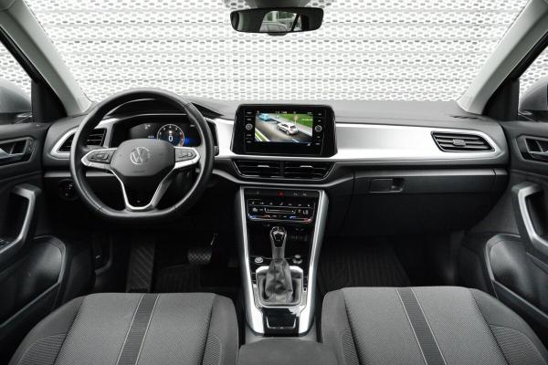 Pelēks Volkswagen T-Roc 2025 Mārupe, ar dzinēja tilpumu 1.50 L un nobraukumu 12 tūkst. km par 28400 €, foto 6 vietnē AUTOMOTO.COM.LV
