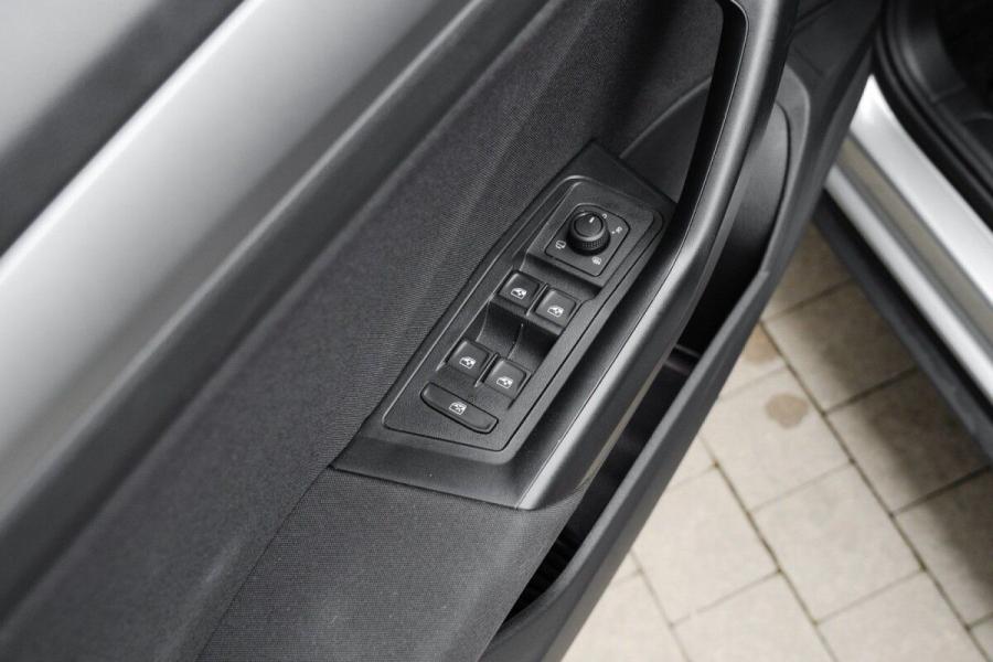 Pelēks Volkswagen T-Roc 2025 Mārupe, ar dzinēja tilpumu 1.50 L un nobraukumu 12 tūkst. km par 28400 €, foto 9 vietnē AUTOMOTO.COM.LV