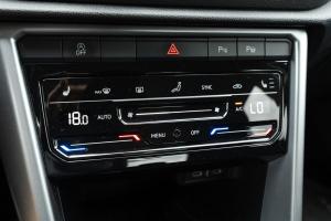 Pelēks Volkswagen T-Roc 2025 Mārupe, ar dzinēja tilpumu 1.50 L un nobraukumu 12 tūkst. km par 28400 €, foto 18 vietnē AUTOMOTO.COM.LV