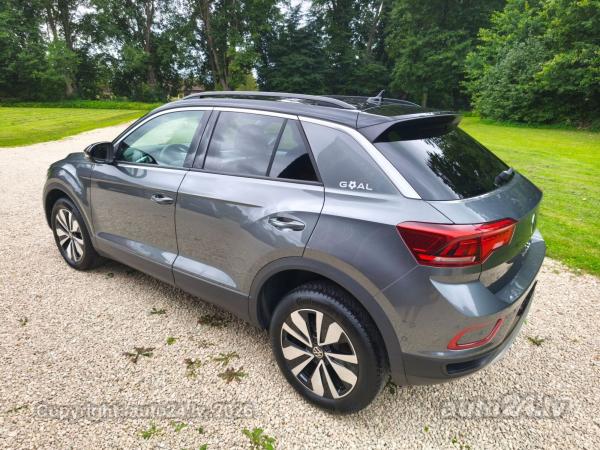 Pelēks Volkswagen T-Roc 2025 Tallina, ar dzinēja tilpumu 2.00 L un nobraukumu 27 tūkst. km par 26900 €, foto 2 vietnē AUTOMOTO.COM.LV