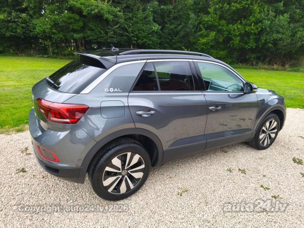 Pelēks Volkswagen T-Roc 2025 Tallina, ar dzinēja tilpumu 2.00 L un nobraukumu 27 tūkst. km par 26900 €, foto 5 vietnē AUTOMOTO.COM.LV