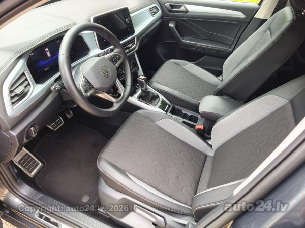 Pelēks Volkswagen T-Roc 2025 Tallina, ar dzinēja tilpumu 2.00 L un nobraukumu 27 tūkst. km par 26900 €, foto 9 vietnē AUTOMOTO.COM.LV