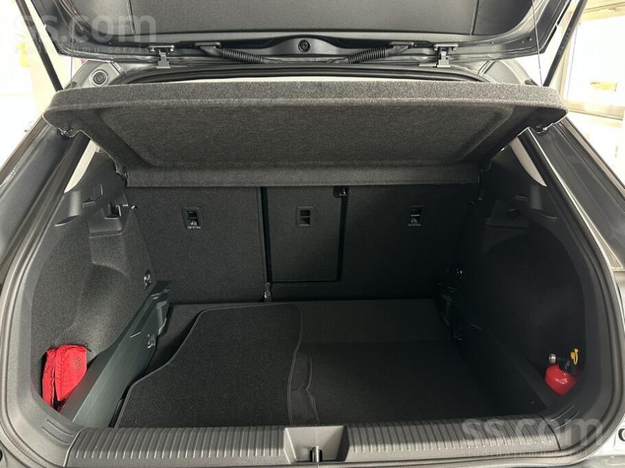 Pelēks Volkswagen T-Roc 2026 Valmiera, ar dzinēja tilpumu 1.50 L un nobraukumu 10 tūkst. km par 28800 €, foto 23 vietnē AUTOMOTO.COM.LV