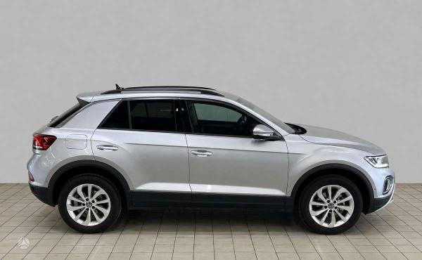 Pelēks Volkswagen T-Roc 2026 Kauņa, ar dzinēja tilpumu 1.50 L un nobraukumu 4 tūkst. km par 27800 €, foto 3 vietnē AUTOMOTO.COM.LV