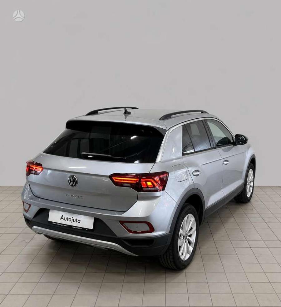 Pelēks Volkswagen T-Roc 2026 Kauņa, ar dzinēja tilpumu 1.50 L un nobraukumu 4 tūkst. km par 27800 €, foto 5 vietnē AUTOMOTO.COM.LV