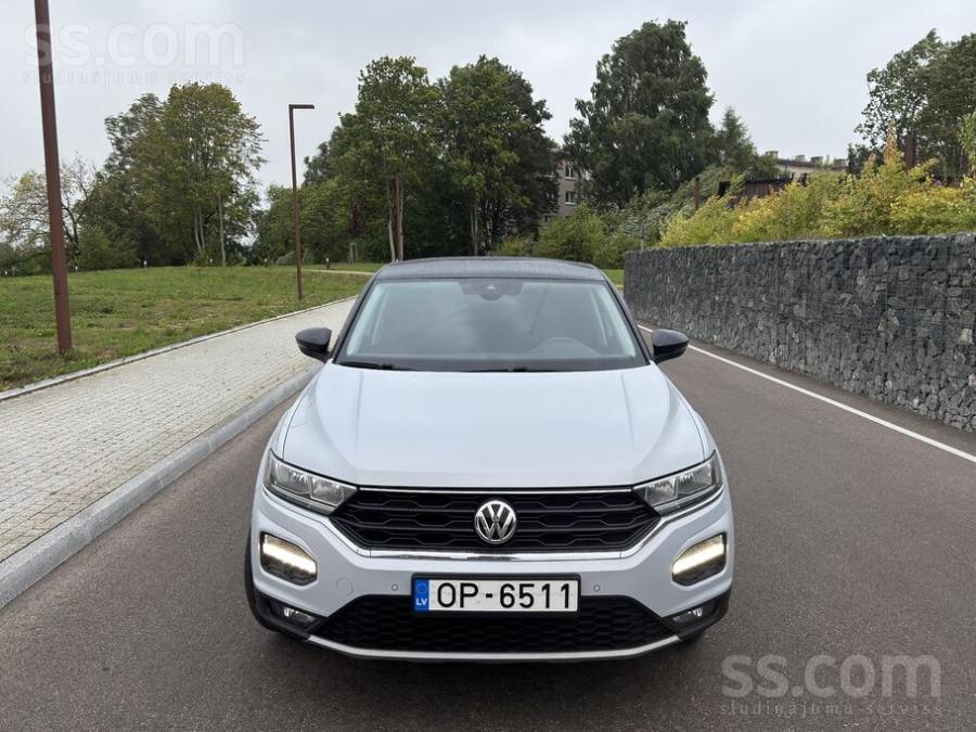Grey Volkswagen T-Roc 2020 in Rezekne, with an engine capacity of 1.60 L and mileage of 185 thousand km for 12500 €, photo 3 on AUTOMOTO.COM.LV