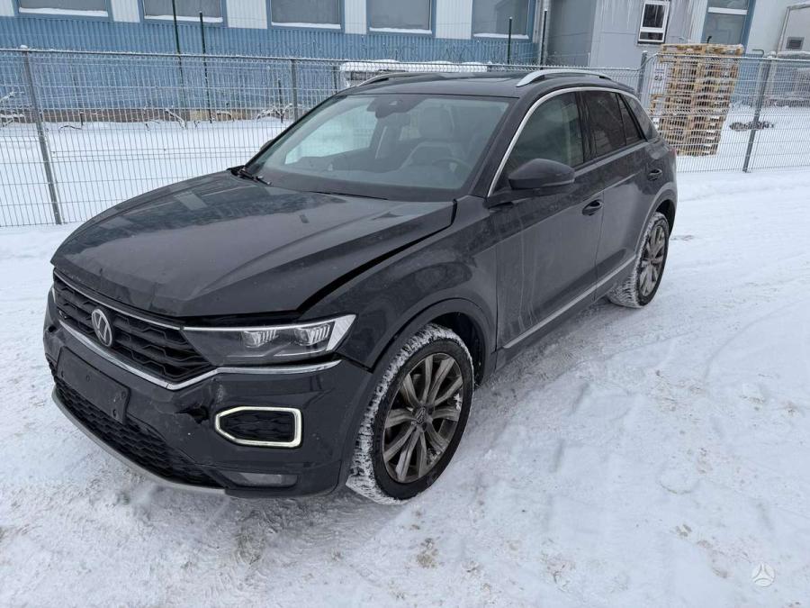 Pelēks Volkswagen T-Roc 2021 Kauņa, ar dzinēja tilpumu 1.50 L un nobraukumu 120 tūkst. km par 12300 €, foto 1 vietnē AUTOMOTO.COM.LV