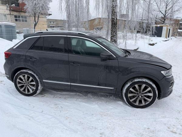 Grey Volkswagen T-Roc 2021 in Kaunas, with an engine capacity of 1.50 L and mileage of 120 thousand km for 12300 €, photo 4 on AUTOMOTO.COM.LV
