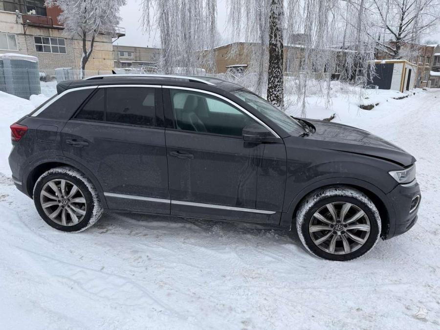 Pelēks Volkswagen T-Roc 2021 Kauņa, ar dzinēja tilpumu 1.50 L un nobraukumu 120 tūkst. km par 12300 €, foto 4 vietnē AUTOMOTO.COM.LV