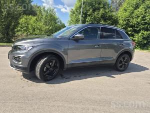 Pelēks Volkswagen T-Roc 2021 Rīga, ar dzinēja tilpumu 1.50 L un nobraukumu 30 tūkst. km par 19500 €, foto 3 vietnē AUTOMOTO.COM.LV