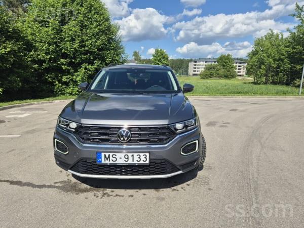 Grey Volkswagen T-Roc 2021 in Riga, with an engine capacity of 1.50 L and mileage of 30 thousand km for 19500 €, photo 4 on AUTOMOTO.COM.LV