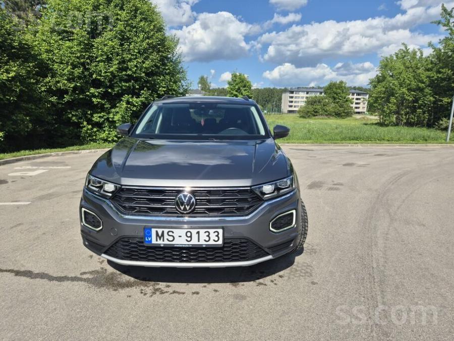 Pelēks Volkswagen T-Roc 2021 Rīga, ar dzinēja tilpumu 1.50 L un nobraukumu 30 tūkst. km par 19500 €, foto 5 vietnē AUTOMOTO.COM.LV
