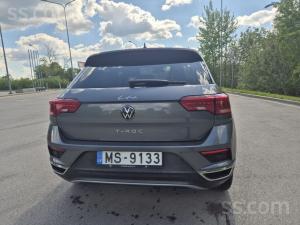 Pelēks Volkswagen T-Roc 2021 Rīga, ar dzinēja tilpumu 1.50 L un nobraukumu 30 tūkst. km par 19500 €, foto 6 vietnē AUTOMOTO.COM.LV