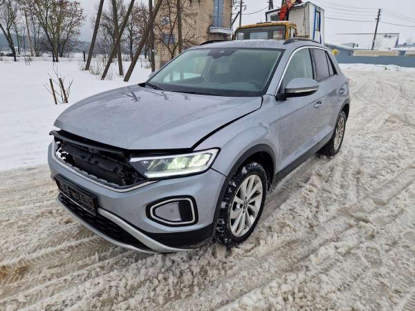 Pelēks Volkswagen T-Roc 2025 Kauņa, ar dzinēja tilpumu 1.50 L un nobraukumu 18 tūkst. km par 16900 €, foto 1 vietnē AUTOMOTO.COM.LV