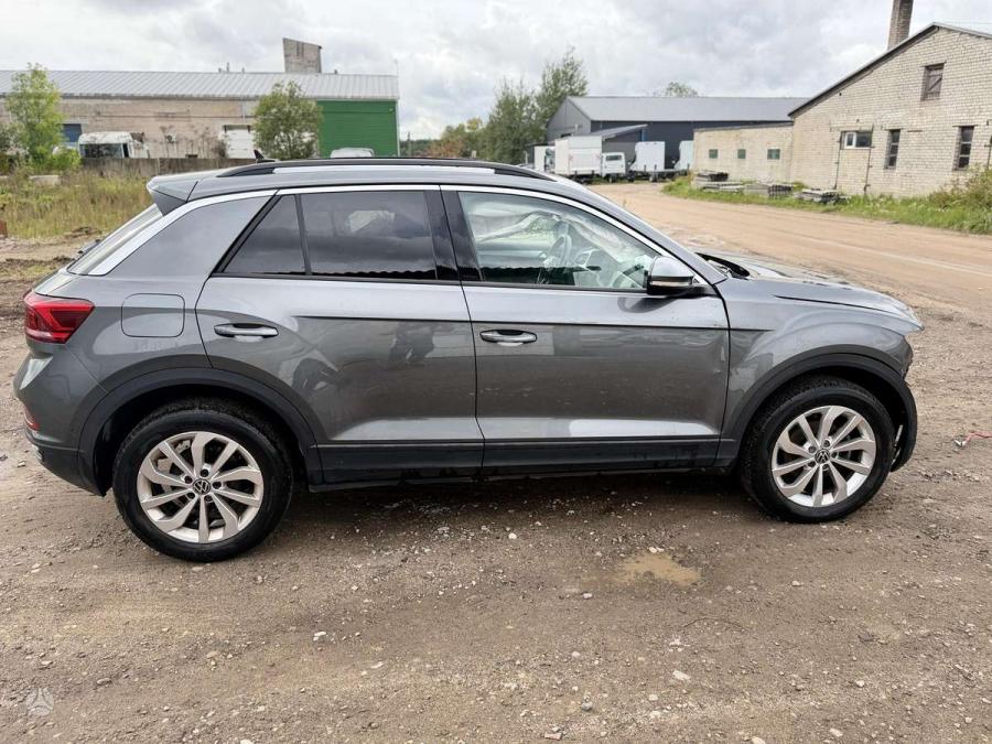Grey Volkswagen T-Roc 2025 in Kaunas, with an engine capacity of 1.50 L and mileage of 28 thousand km for 14150 €, photo 8 on AUTOMOTO.COM.LV