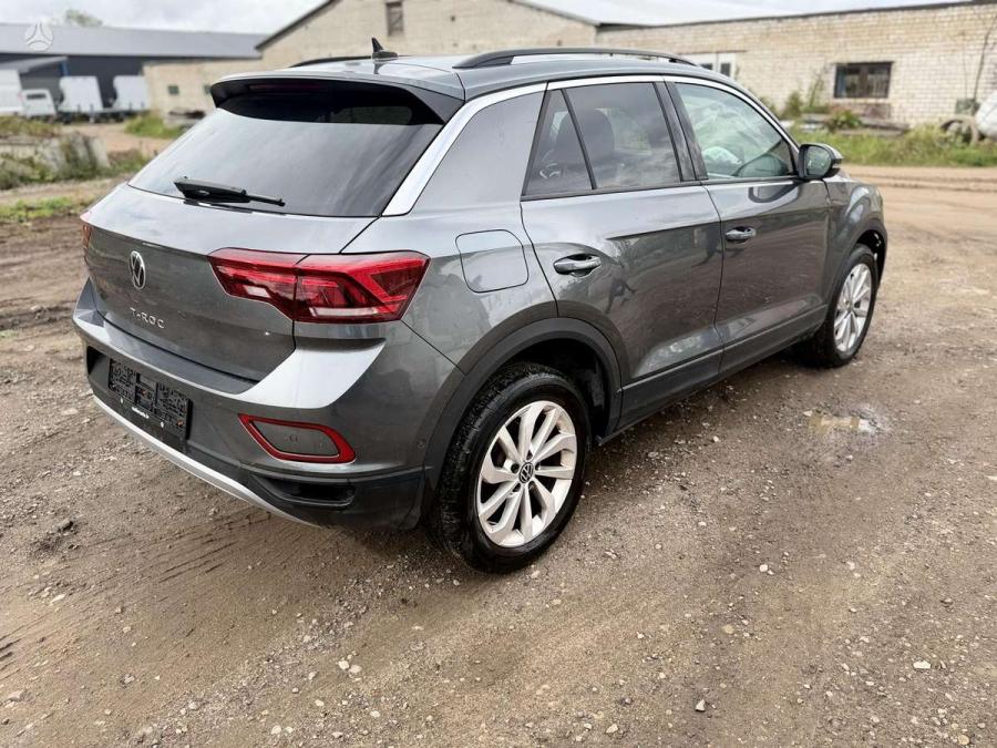 Grey Volkswagen T-Roc 2025 in Kaunas, with an engine capacity of 1.50 L and mileage of 28 thousand km for 14150 €, photo 9 on AUTOMOTO.COM.LV