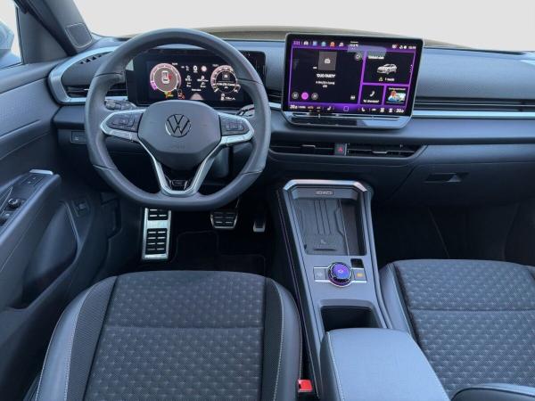 Pelēks Volkswagen T-Roc 2026 Pērnava, ar dzinēja tilpumu 1.50 L un nobraukumu 4 tūkst. km par 41900 €, foto 6 vietnē AUTOMOTO.COM.LV