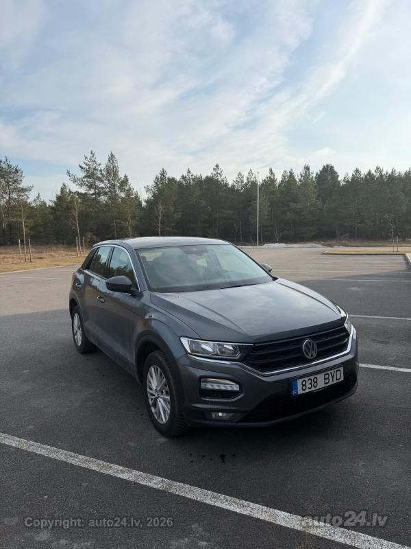 Pelēks Volkswagen T-Roc 2018 Tallina, ar dzinēja tilpumu 1.00 L un nobraukumu 168 tūkst. km par 13200 €, foto  vietnē AUTOMOTO.COM.LV