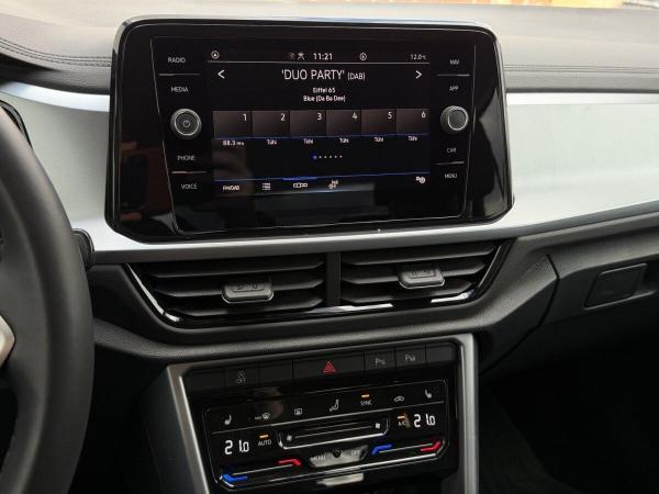 Pelēks Volkswagen T-Roc 2022 Pērnava, ar dzinēja tilpumu 1.50 L un nobraukumu 35 tūkst. km par 23900 €, foto 8 vietnē AUTOMOTO.COM.LV