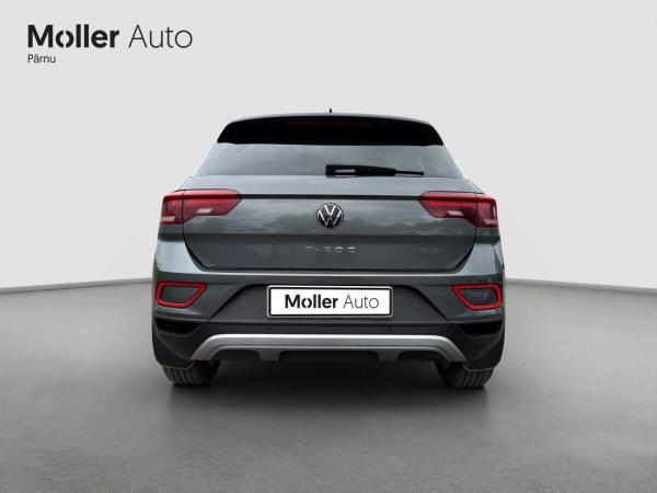 Pelēks Volkswagen T-Roc 2022 Pērnava, ar dzinēja tilpumu 1.50 L un nobraukumu 86 tūkst. km par 21900 €, foto 4 vietnē AUTOMOTO.COM.LV