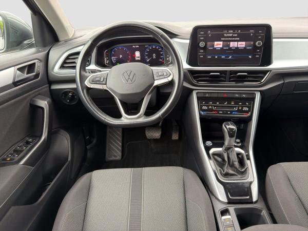 Pelēks Volkswagen T-Roc 2022 Pērnava, ar dzinēja tilpumu 1.50 L un nobraukumu 86 tūkst. km par 21900 €, foto 6 vietnē AUTOMOTO.COM.LV