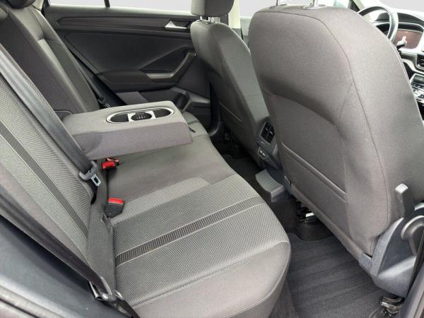 Pelēks Volkswagen T-Roc 2022 Pērnava, ar dzinēja tilpumu 1.50 L un nobraukumu 86 tūkst. km par 21900 €, foto 7 vietnē AUTOMOTO.COM.LV
