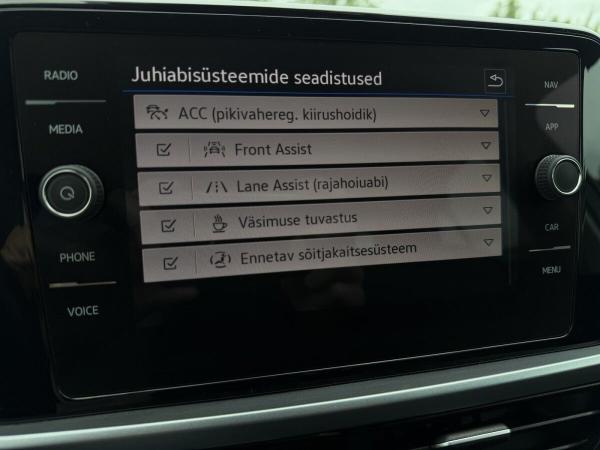 Pelēks Volkswagen T-Roc 2022 Pērnava, ar dzinēja tilpumu 1.50 L un nobraukumu 86 tūkst. km par 21900 €, foto 10 vietnē AUTOMOTO.COM.LV