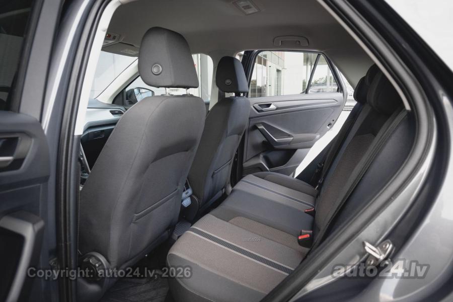 Pelēks Volkswagen T-Roc 2022 Tartu, ar dzinēja tilpumu 1.50 L un nobraukumu 49 tūkst. km par 21900 €, foto 14 vietnē AUTOMOTO.COM.LV