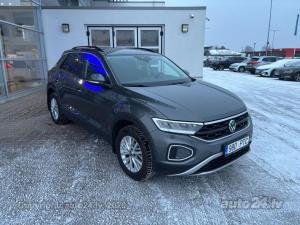 Pelēks Volkswagen T-Roc 2024 Tartu, ar dzinēja tilpumu 1.50 L un nobraukumu 23 tūkst. km par 24500 €, foto 2 vietnē AUTOMOTO.COM.LV