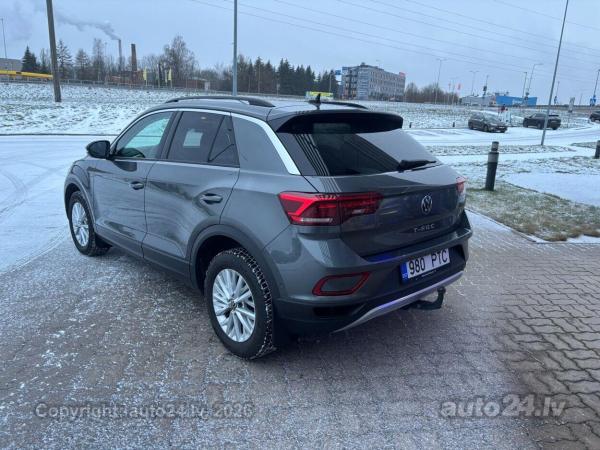 Pelēks Volkswagen T-Roc 2024 Tartu, ar dzinēja tilpumu 1.50 L un nobraukumu 23 tūkst. km par 24500 €, foto 5 vietnē AUTOMOTO.COM.LV