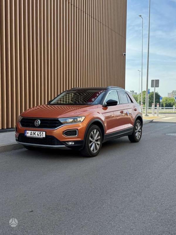 Orange Volkswagen T-Roc 2019 in Kaunas, with an engine capacity of 1.50 L and mileage of 78 thousand km for 18700 €, photo 1 on AUTOMOTO.COM.LV