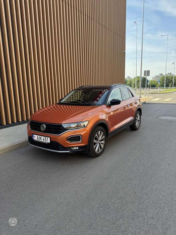 Orange Volkswagen T-Roc 2019 in Kaunas, with an engine capacity of 1.50 L and mileage of 78 thousand km for 18700 €, photo 5 on AUTOMOTO.COM.LV