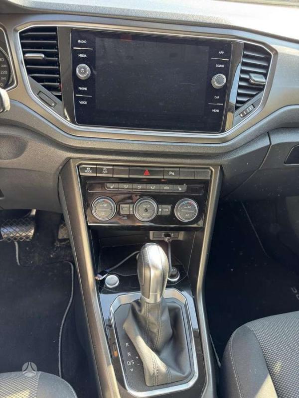 Orange Volkswagen T-Roc 2019 in Kaunas, with an engine capacity of 1.50 L and mileage of 78 thousand km for 18700 €, photo 7 on AUTOMOTO.COM.LV