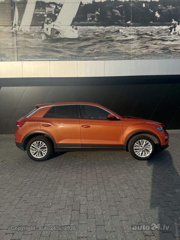 Orange Volkswagen T-Roc 2019 in Tallinn, with an engine capacity of 1.00 L and mileage of 133 thousand km for 13700 €, photo 4 on AUTOMOTO.COM.LV