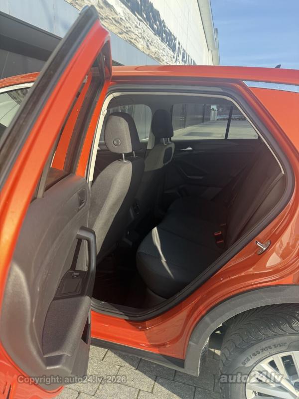 Orange Volkswagen T-Roc 2019 in Tallinn, with an engine capacity of 1.00 L and mileage of 133 thousand km for 13700 €, photo 9 on AUTOMOTO.COM.LV