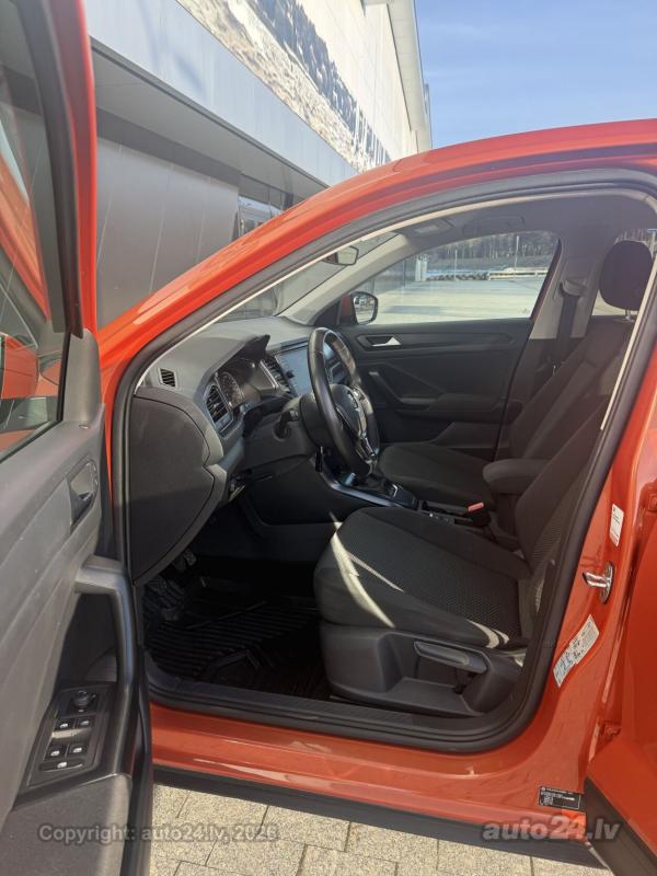 Orange Volkswagen T-Roc 2019 in Tallinn, with an engine capacity of 1.00 L and mileage of 133 thousand km for 13700 €, photo 10 on AUTOMOTO.COM.LV