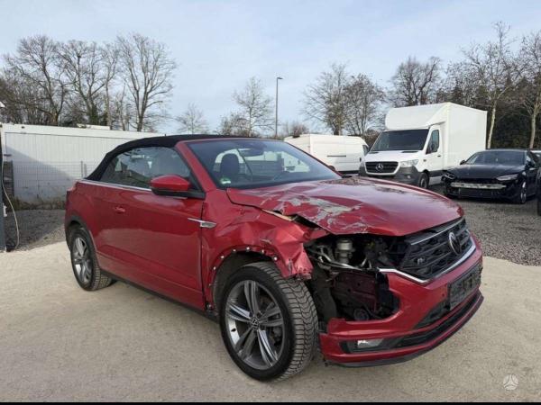 Red Volkswagen T-Roc 2021 in Marijampole, with an engine capacity of 1.50 L and mileage of 60 thousand km for 13300 €, photo 1 on AUTOMOTO.COM.LV
