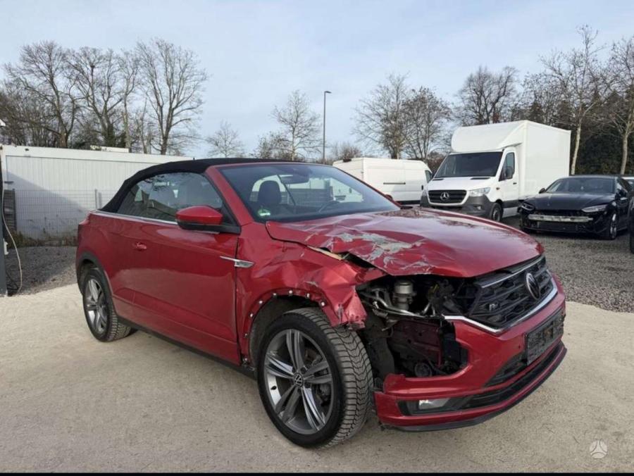 Red Volkswagen T-Roc 2021 in Marijampole, with an engine capacity of 1.50 L and mileage of 60 thousand km for 13300 €, photo 1 on AUTOMOTO.COM.LV