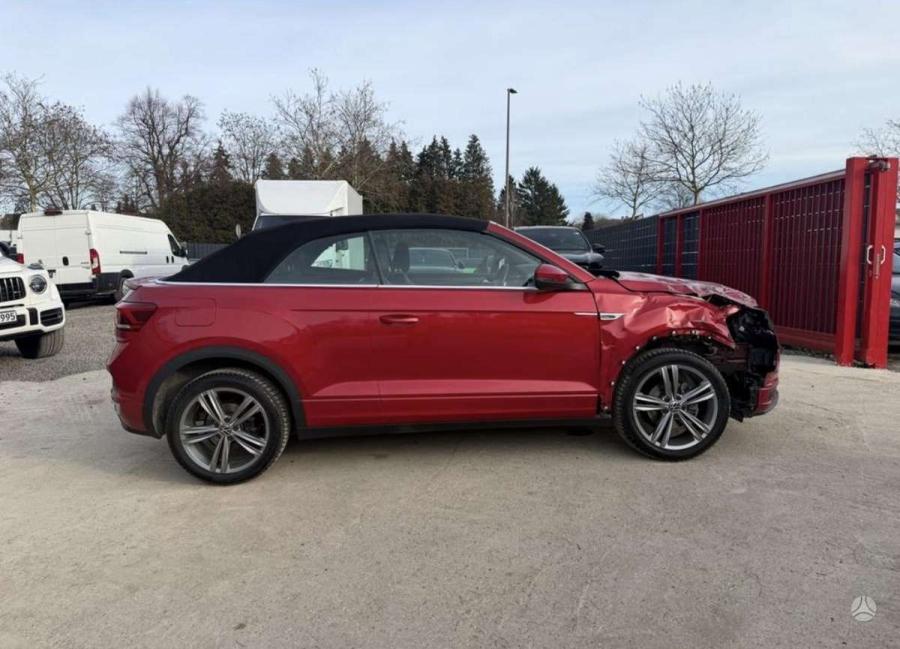 Red Volkswagen T-Roc 2021 in Marijampole, with an engine capacity of 1.50 L and mileage of 60 thousand km for 13300 €, photo 2 on AUTOMOTO.COM.LV