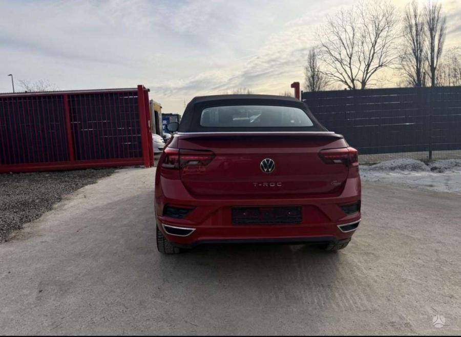 Red Volkswagen T-Roc 2021 in Marijampole, with an engine capacity of 1.50 L and mileage of 60 thousand km for 13300 €, photo 4 on AUTOMOTO.COM.LV