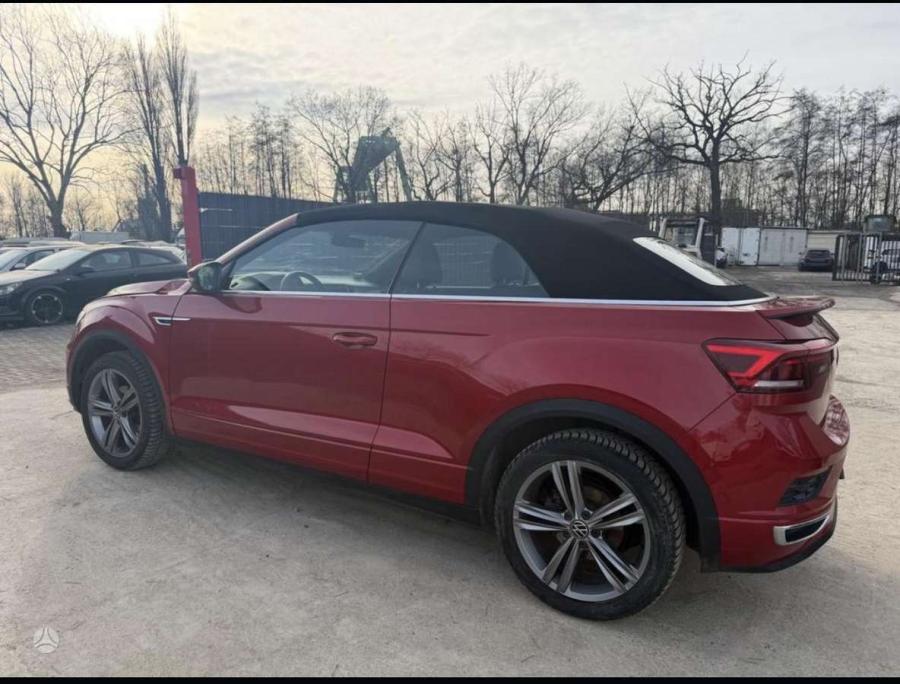 Red Volkswagen T-Roc 2021 in Marijampole, with an engine capacity of 1.50 L and mileage of 60 thousand km for 13300 €, photo 6 on AUTOMOTO.COM.LV