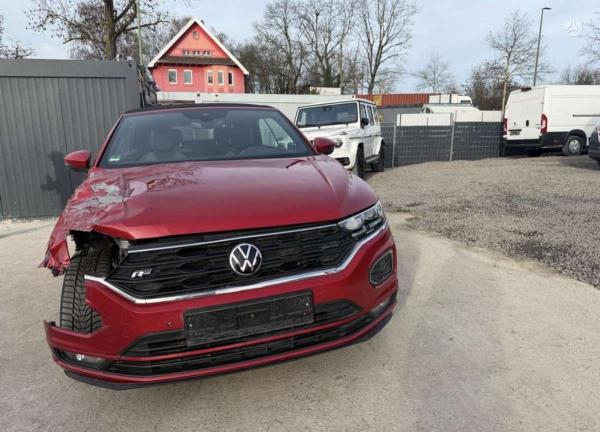 Red Volkswagen T-Roc 2021 in Marijampole, with an engine capacity of 1.50 L and mileage of 60 thousand km for 13300 €, photo 9 on AUTOMOTO.COM.LV