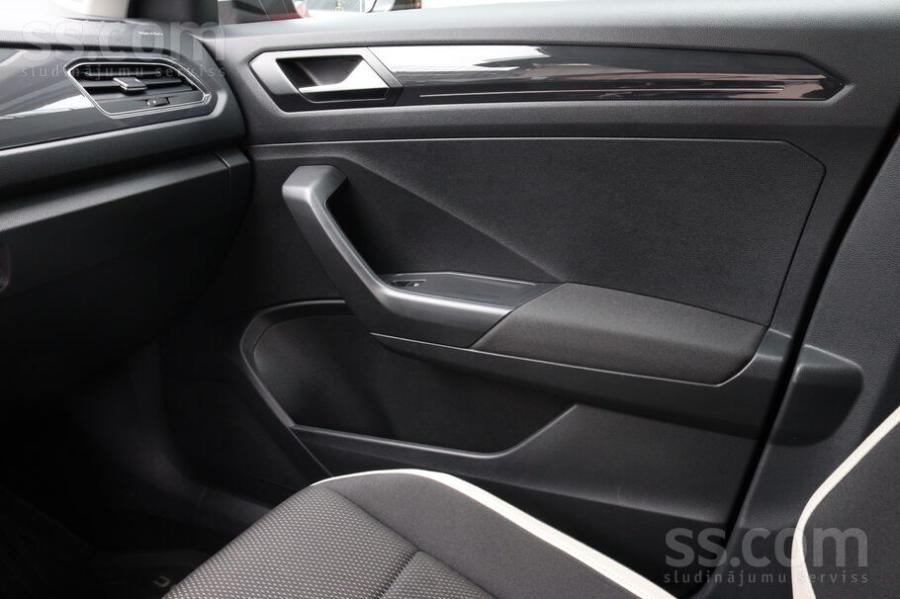 Sarkans Volkswagen T-Roc 2018 Rīga, ar dzinēja tilpumu 1.50 L un nobraukumu 104 tūkst. km par 17990 €, foto 24 vietnē AUTOMOTO.COM.LV