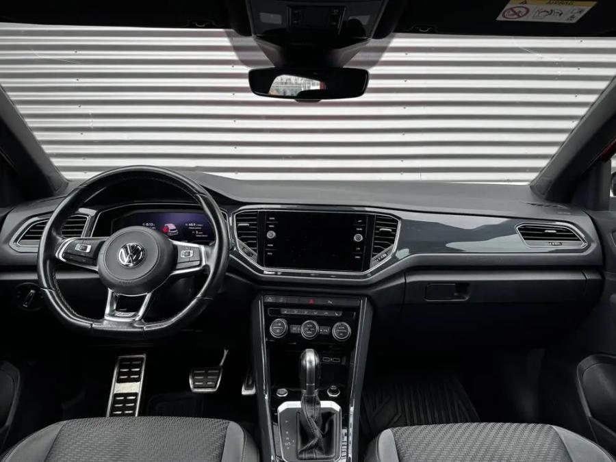 Red Volkswagen T-Roc 2018 in Riga, with an engine capacity of 1.50 L and mileage of 170 thousand km for 16900 €, photo 15 on AUTOMOTO.COM.LV